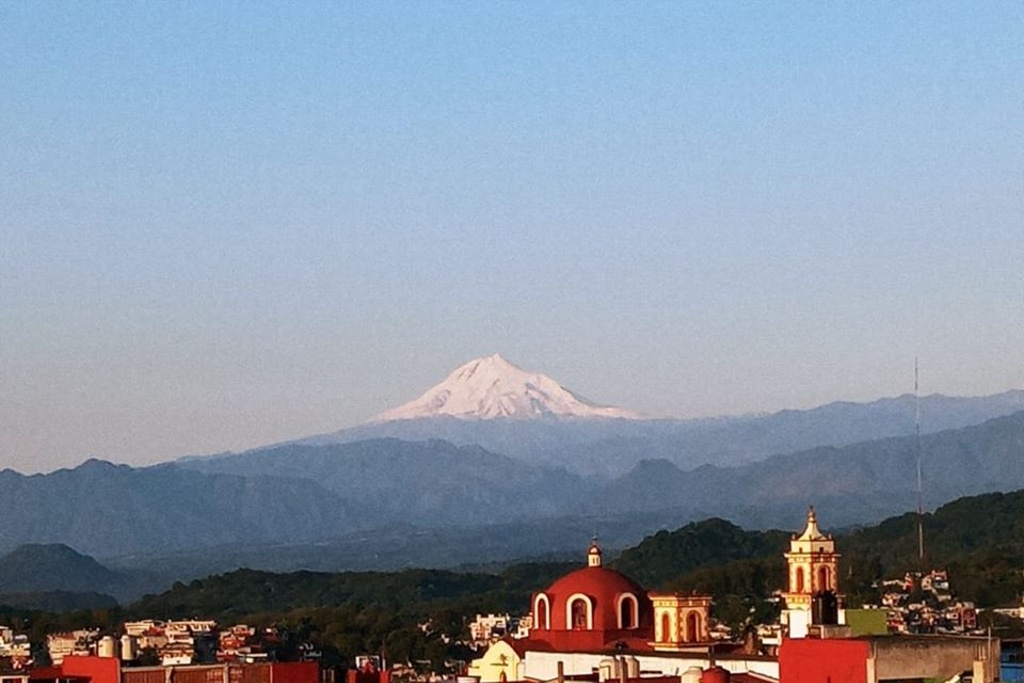Amanece despejado en Xalapa y se logra ver el Pico de Orizaba cubierto ... Amanece despejado en Xalapa y se logra ver el Pico de Orizaba cubierto ...